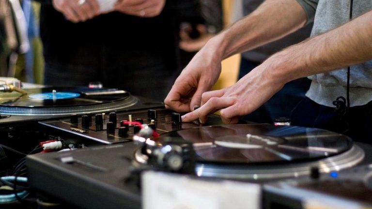 8 Best DJ Turntables for Beginners - Audio Mentor Guides